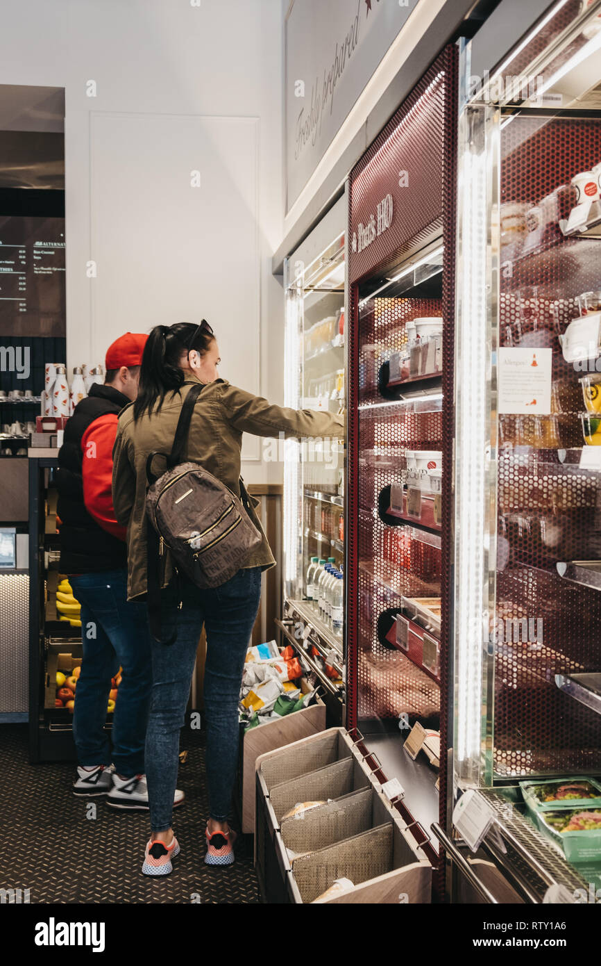 International sandwich shop chain hi-res stock photography and images ...