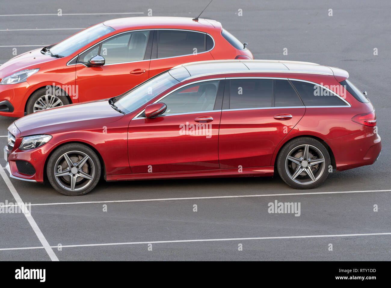 Car parking lot overview hi-res stock photography and images - Alamy