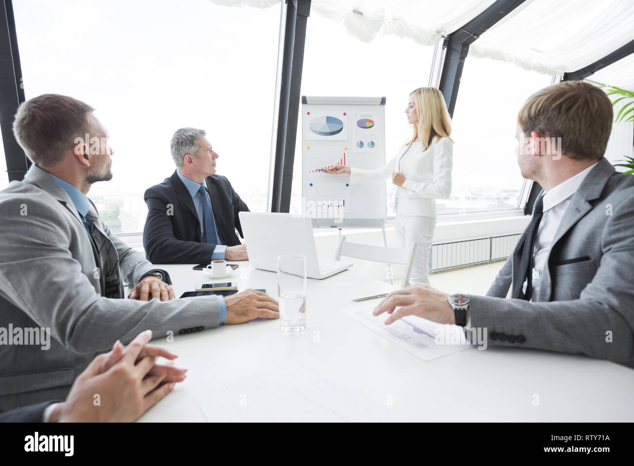 Presentation whiteboard hi-res stock photography and images - Alamy