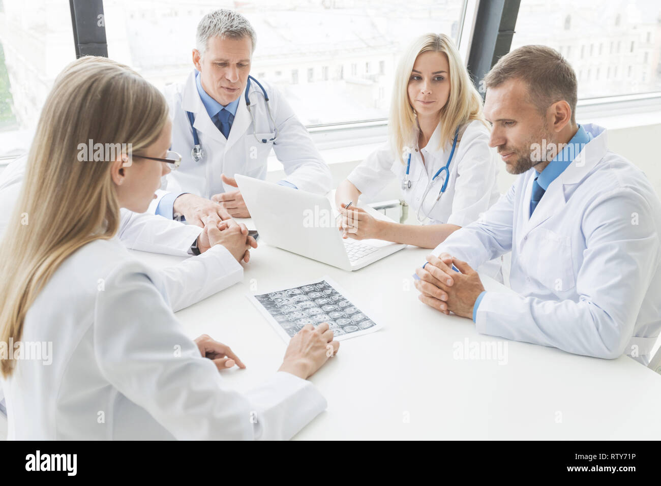 Brain mri scan hi-res stock photography and images - Alamy