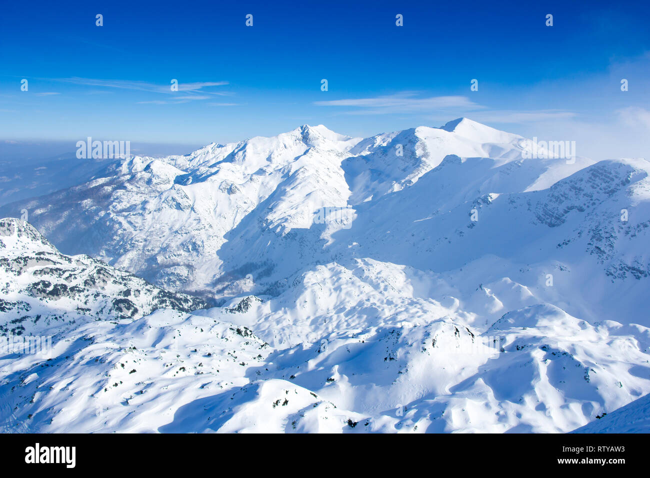 Snowy nature view hi-res stock photography and images - Alamy