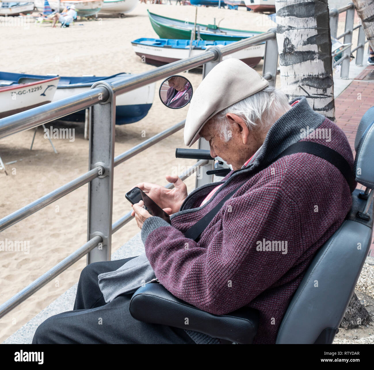 Mobile phone elderly hi-res stock photography and images - Alamy