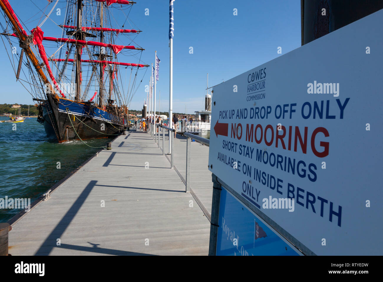 warning,sign,mooring,along,side, Trinity,Landing, seafront,parade,Cowes ...
