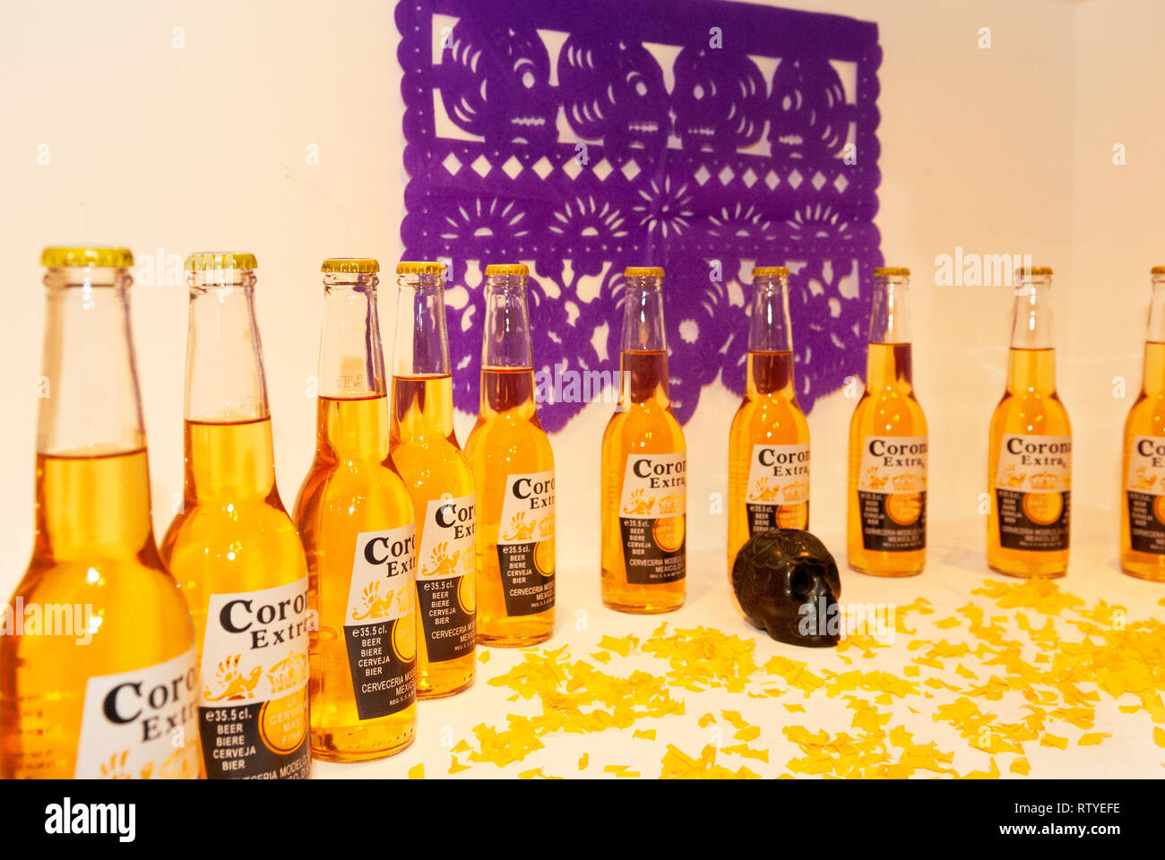 Corona de papel hi-res stock photography and images - Alamy
