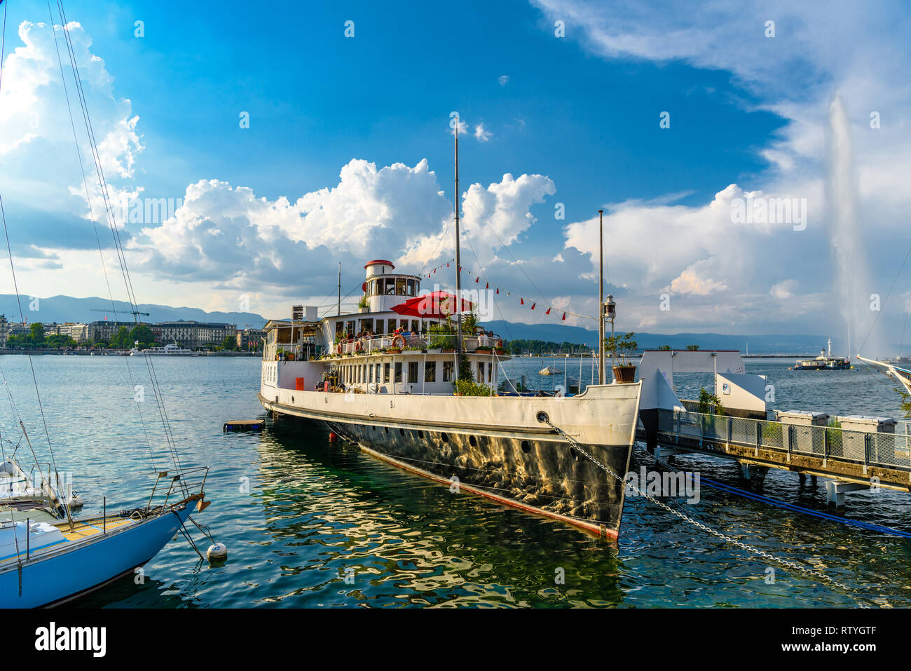 Switzerland europe ship scenery lac hi-res stock photography and images ...