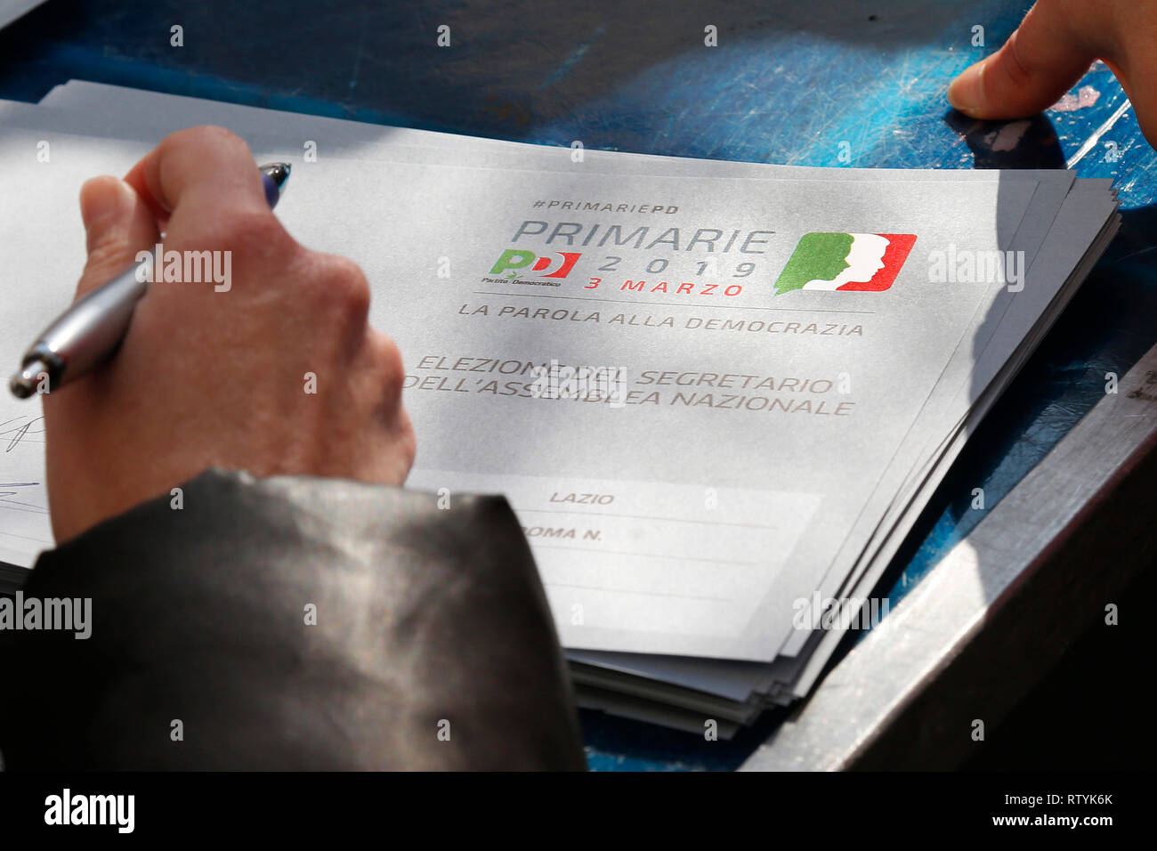 Voting paper italy hi-res stock photography and images - Alamy