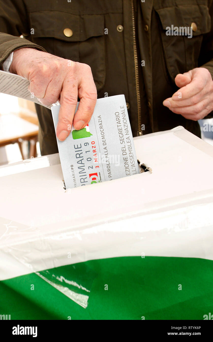Election italy ballot paper hi-res stock photography and images - Alamy