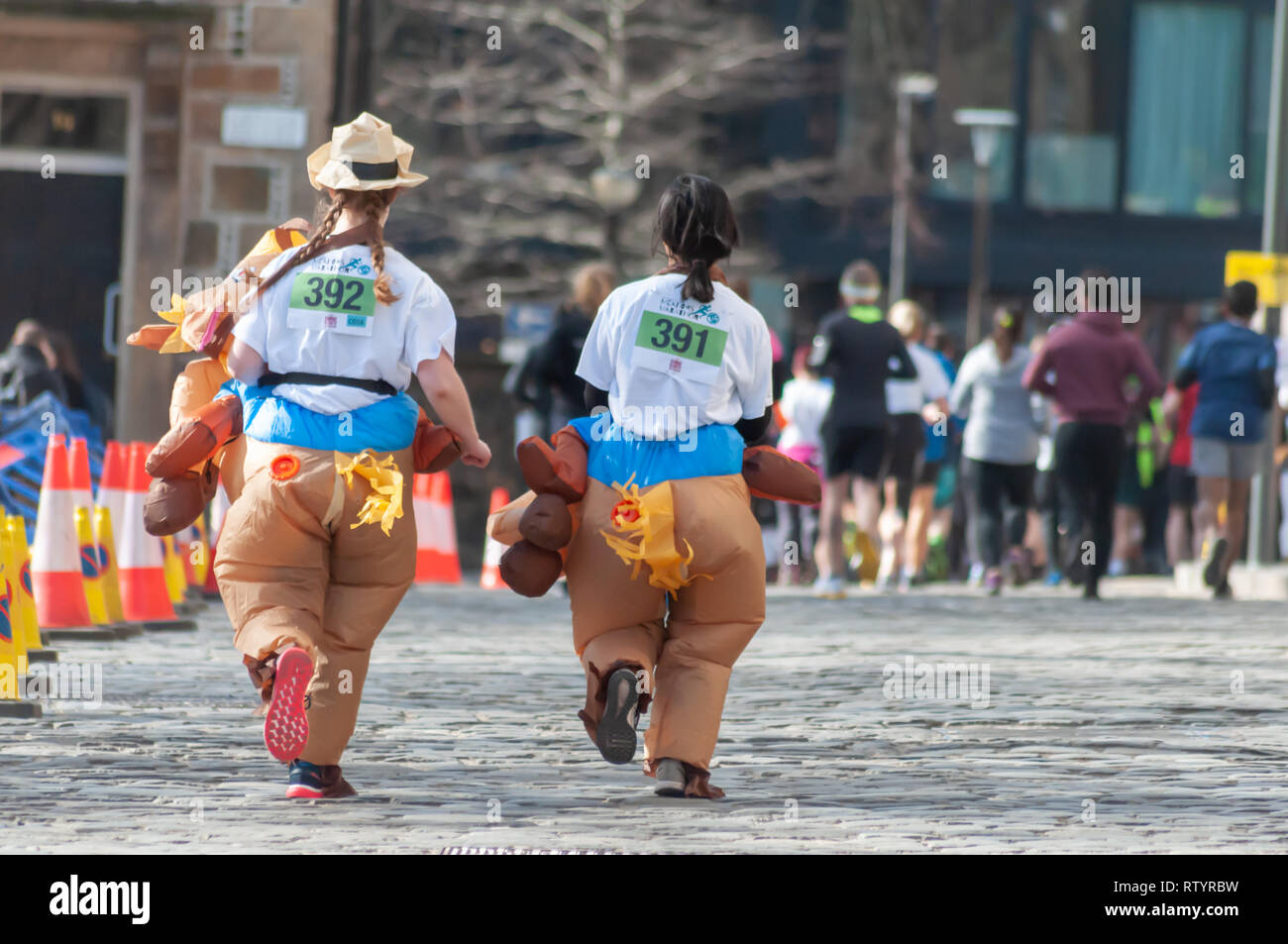 Edinburgh, Scotland, UK. 3rd March, 2019. Two female runners wearing ...