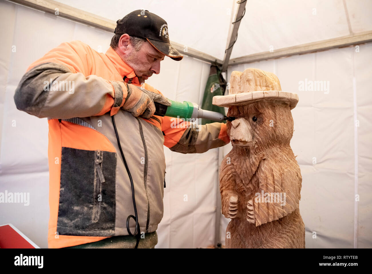 Berlin, Germany. 03rd Mar, 2019. André Jäger, chainsaw artist, mills ...