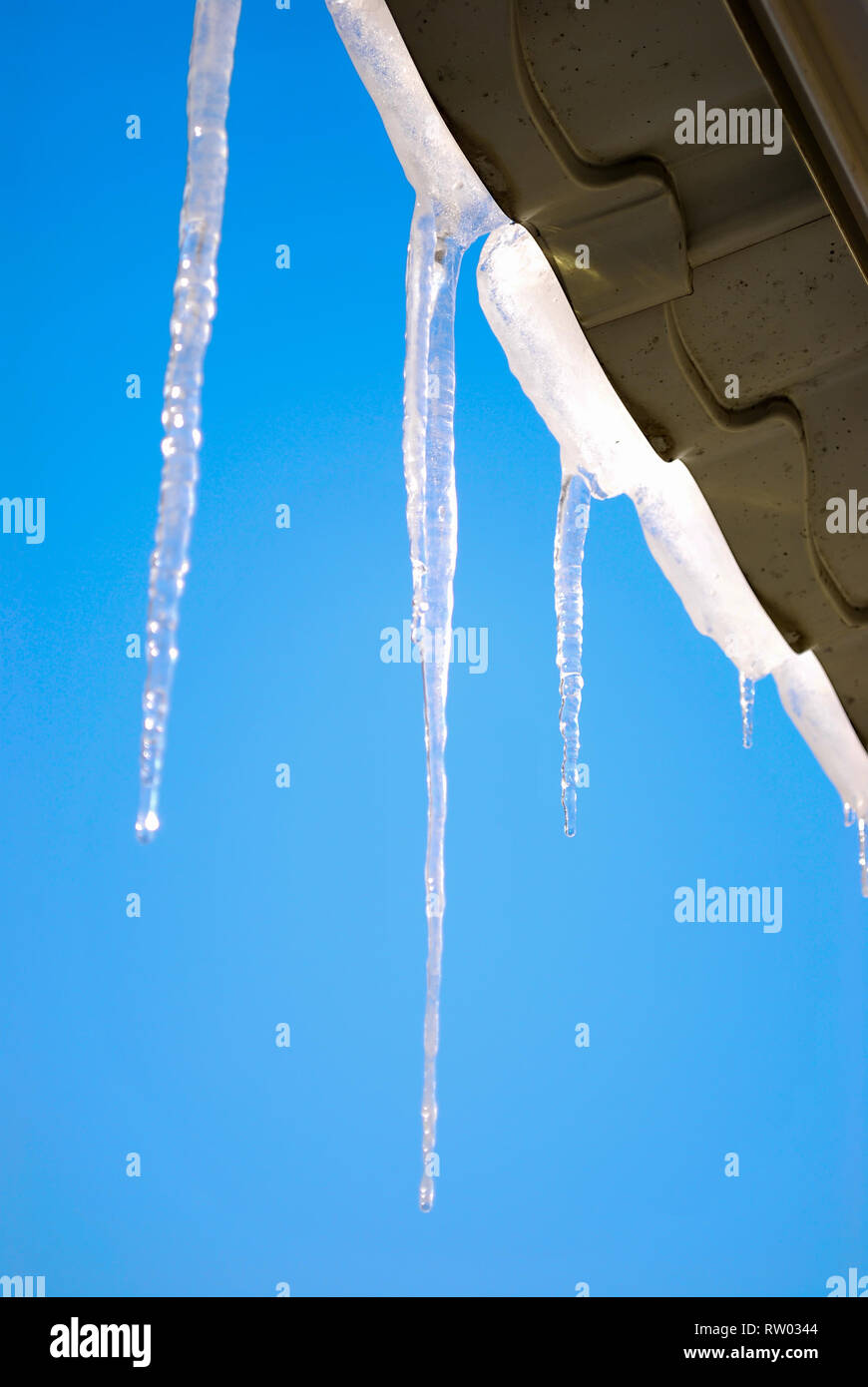 Icicle hanging from buildings hi-res stock photography and images - Alamy