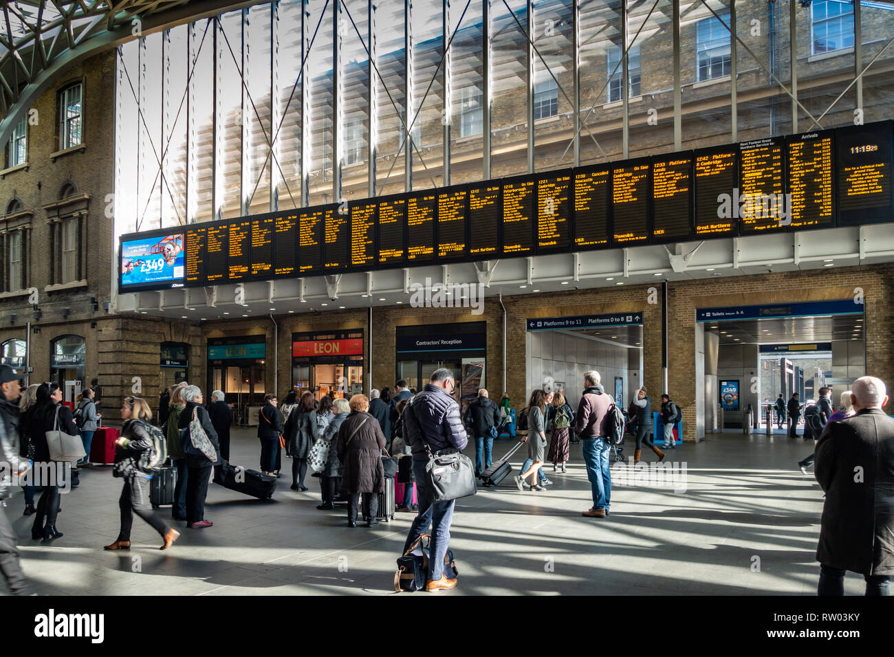 Kings cross station departure board hi-res stock photography and images ...