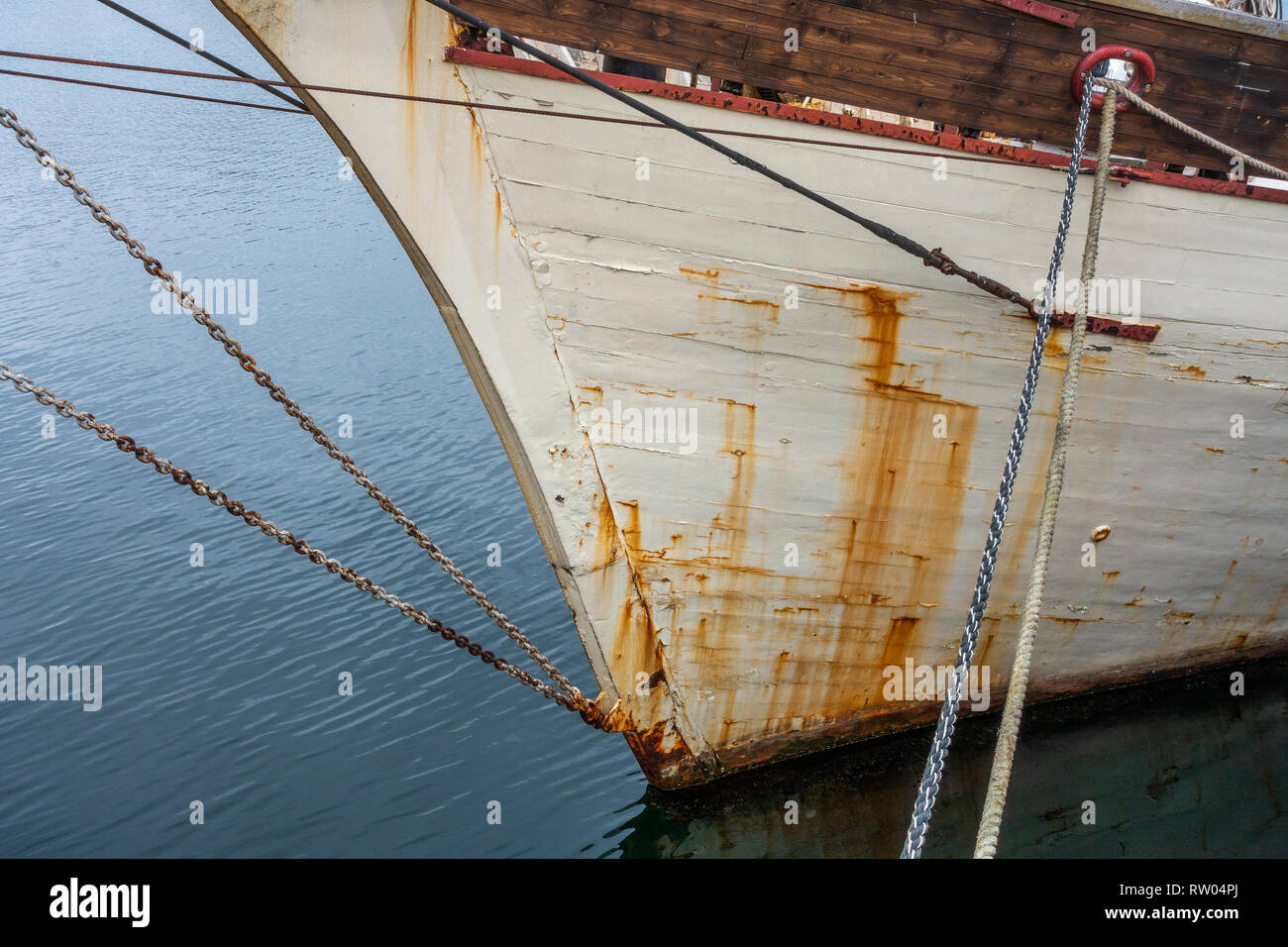 Bug eines alten Segelschiffes im Hafen von Eckernförde, Deutschland ...