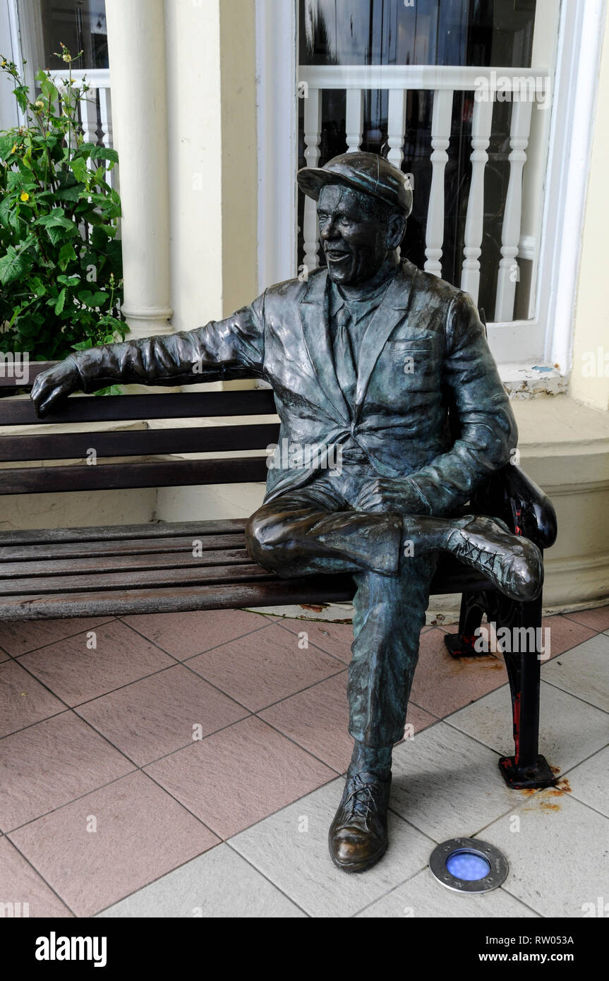 Sir norman wisdom hi-res stock photography and images - Alamy