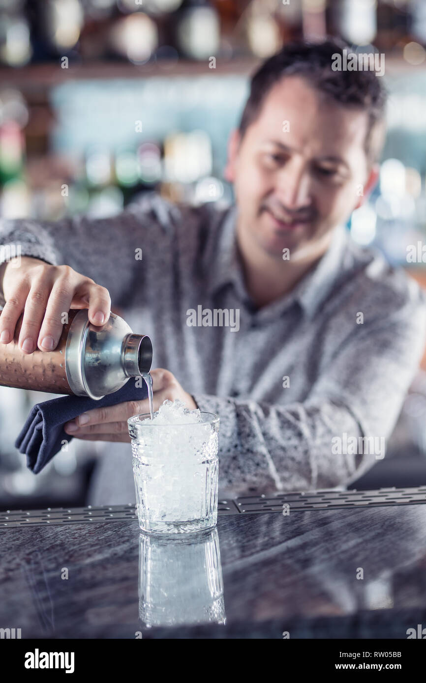 Professional barman making alcoholic cocktail drink Stock Photo - Alamy