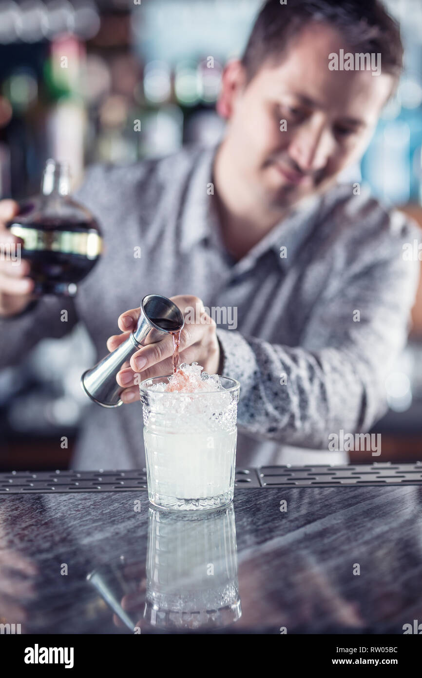 Professional barman making alcoholic cocktail drink Stock Photo - Alamy