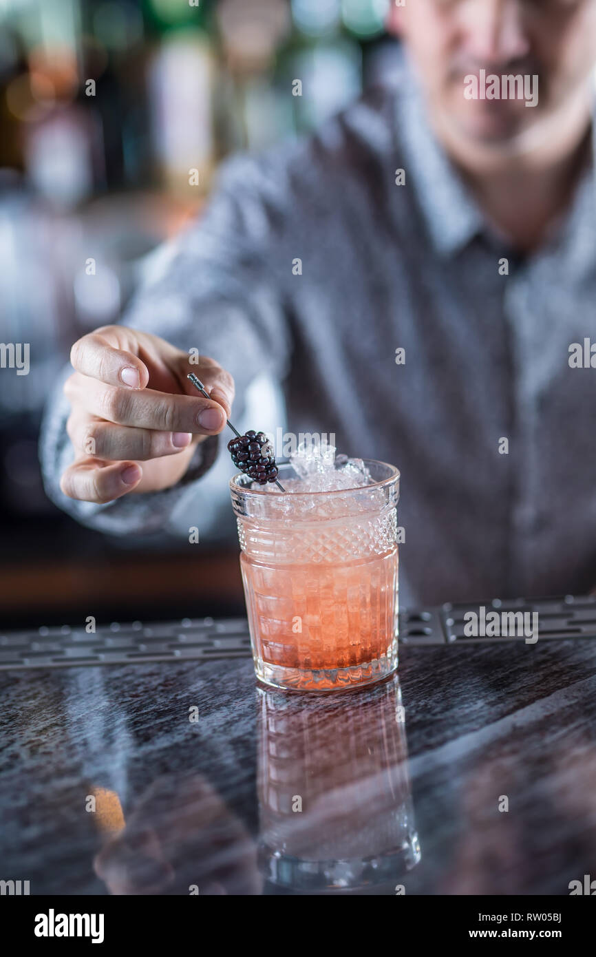 Professional barman making alcoholic cocktail drink Stock Photo - Alamy