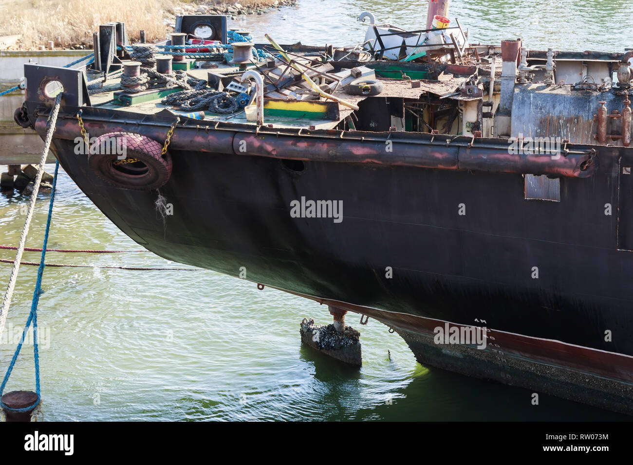 Ship yard scrap hi-res stock photography and images - Alamy