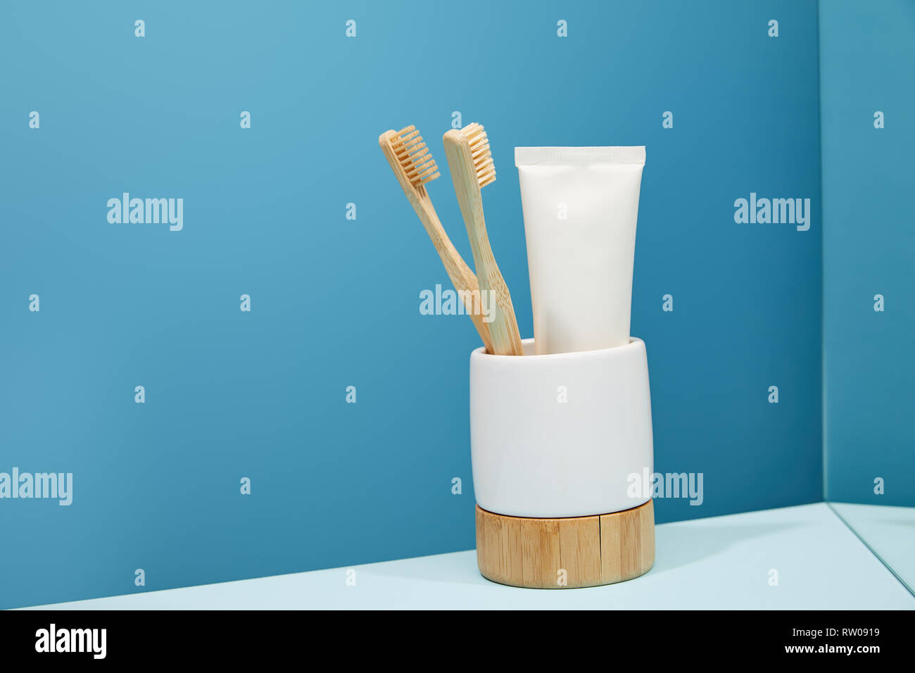 Toothbrushes and toothpaste hi-res stock photography and images - Alamy