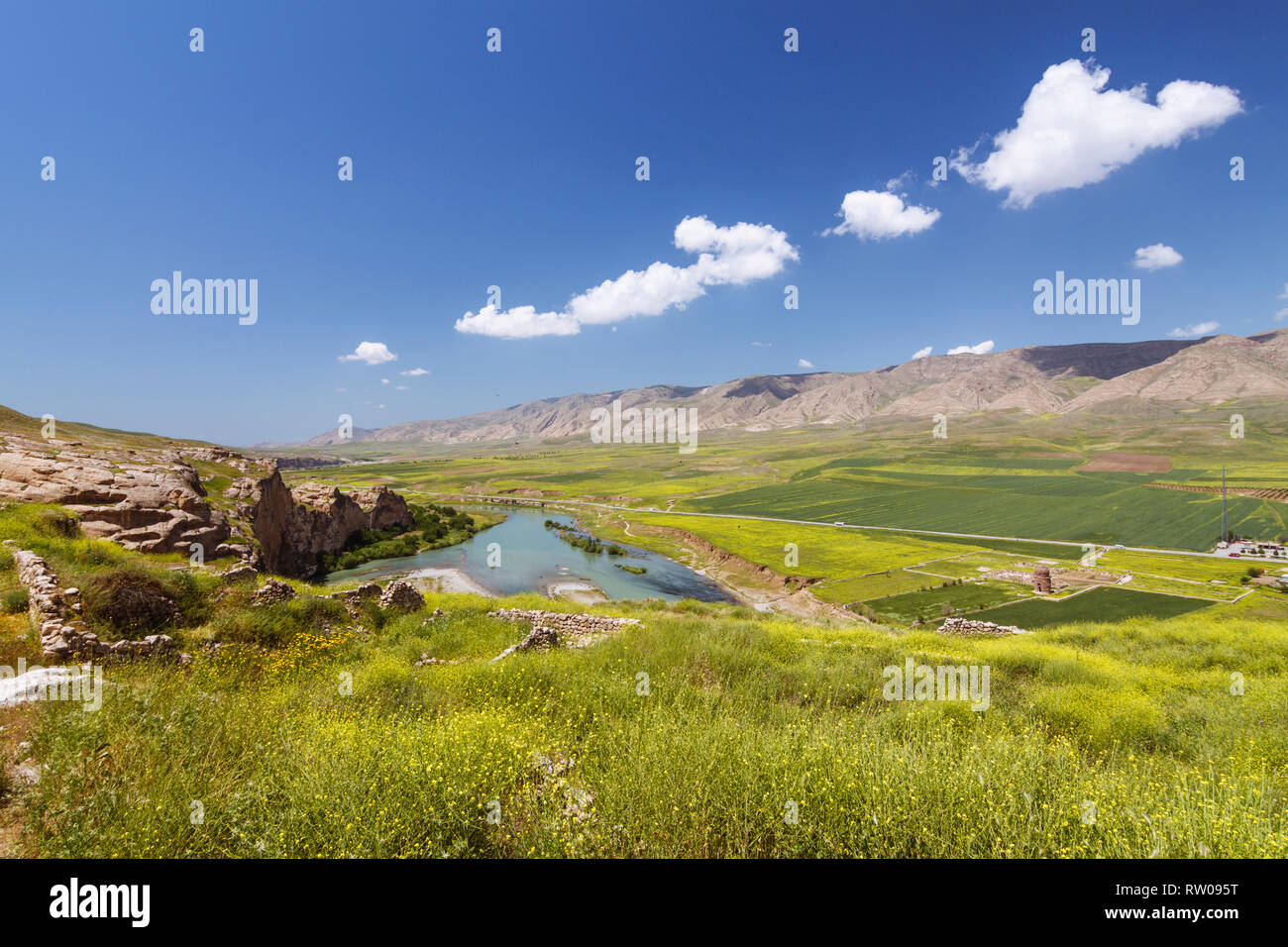 Hasankeyf, Batman province, Turkey : The Tigris river meanders across ...