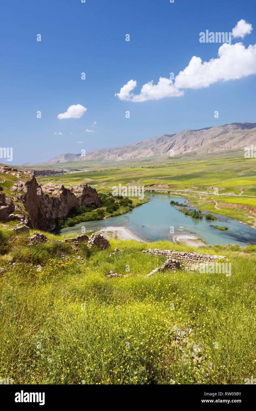 Hasankeyf, Batman province, Turkey : The Tigris river meanders across ...