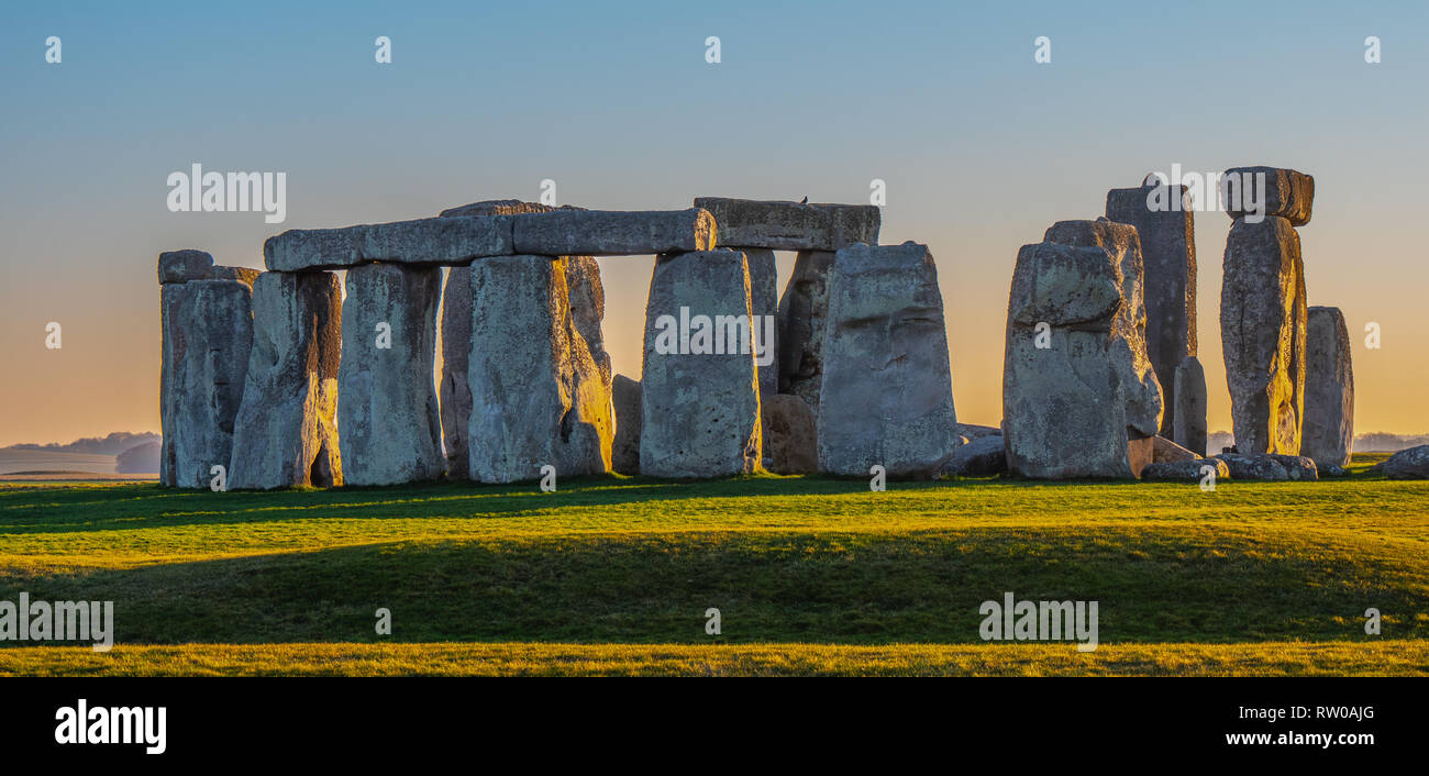Famous ruins sunrise stonehenge hi-res stock photography and images - Alamy