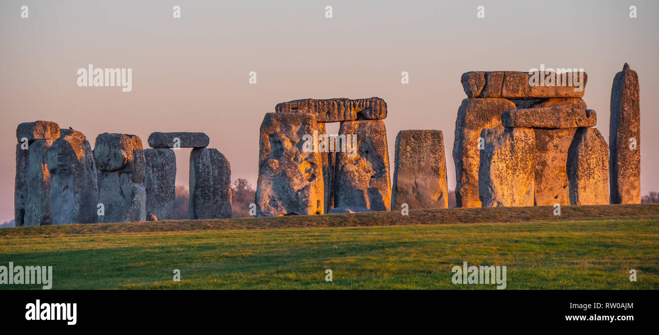 Famous ruins sunrise stonehenge hi-res stock photography and images - Alamy