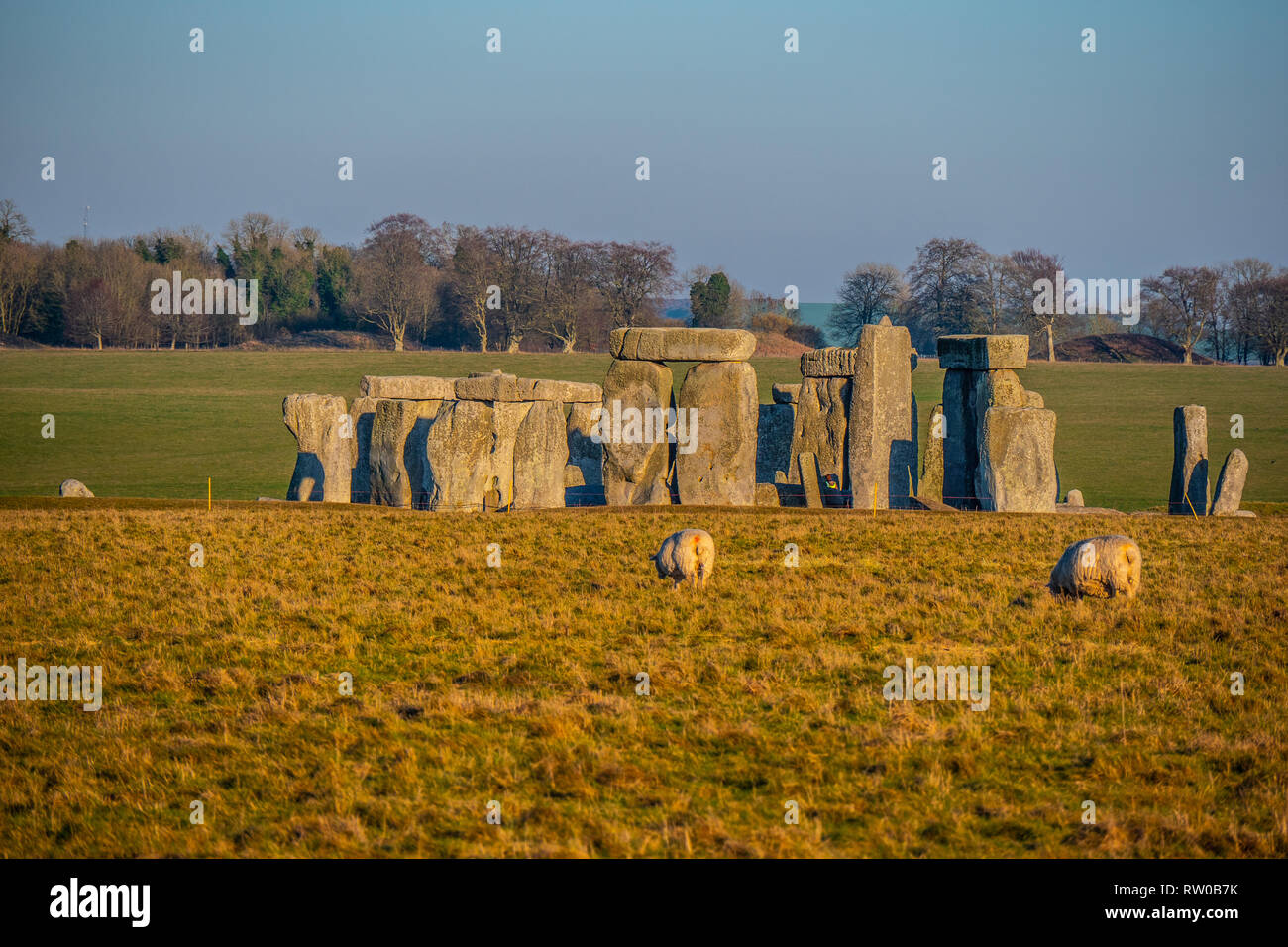 Famous ruins sunrise stonehenge hi-res stock photography and images - Alamy