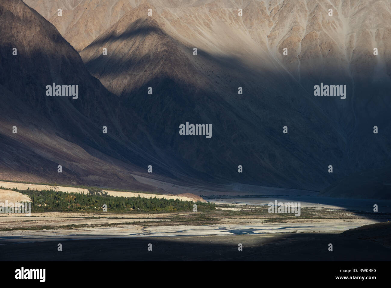 Sunset in the high mountains of the valley, Tibet, Himalayas Stock ...