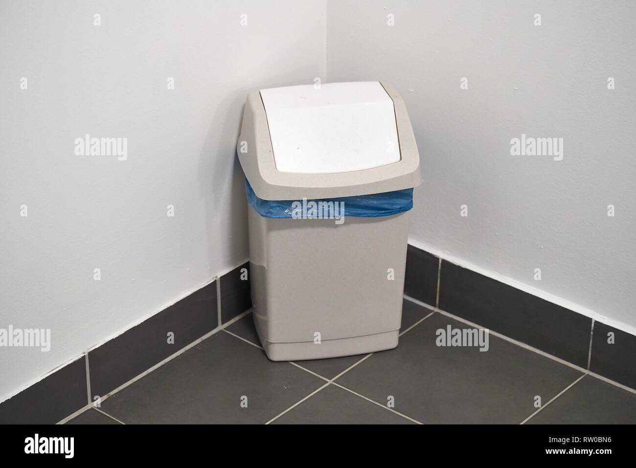 Public dustbin hi-res stock photography and images - Alamy