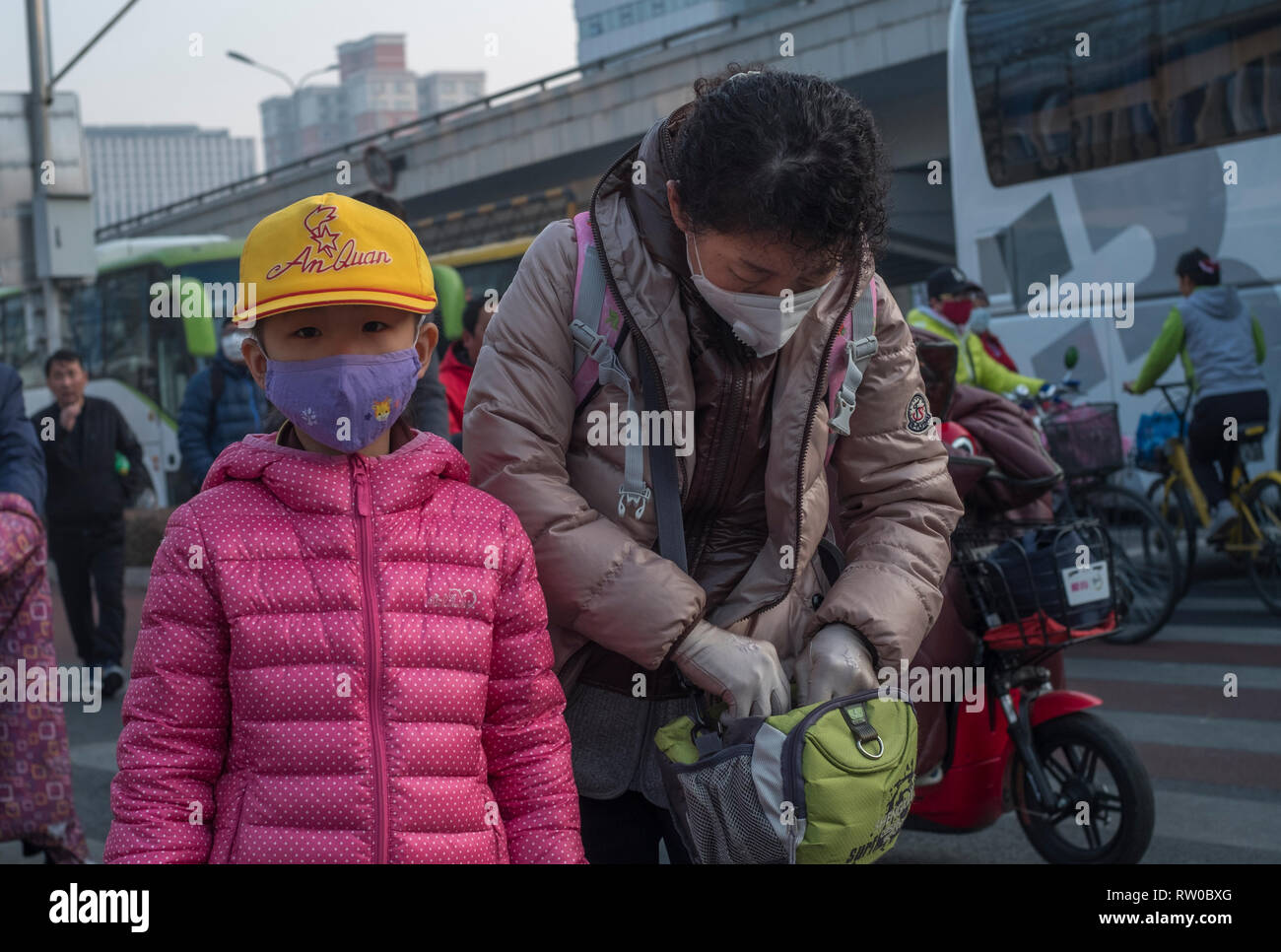 China masks people pollution hi-res stock photography and images - Alamy