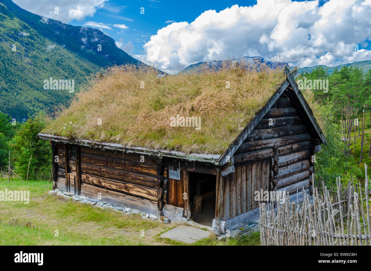 Log hut hi-res stock photography and images - Alamy