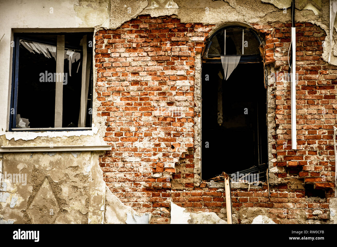 Old brick wall falling apart hi-res stock photography and images - Alamy