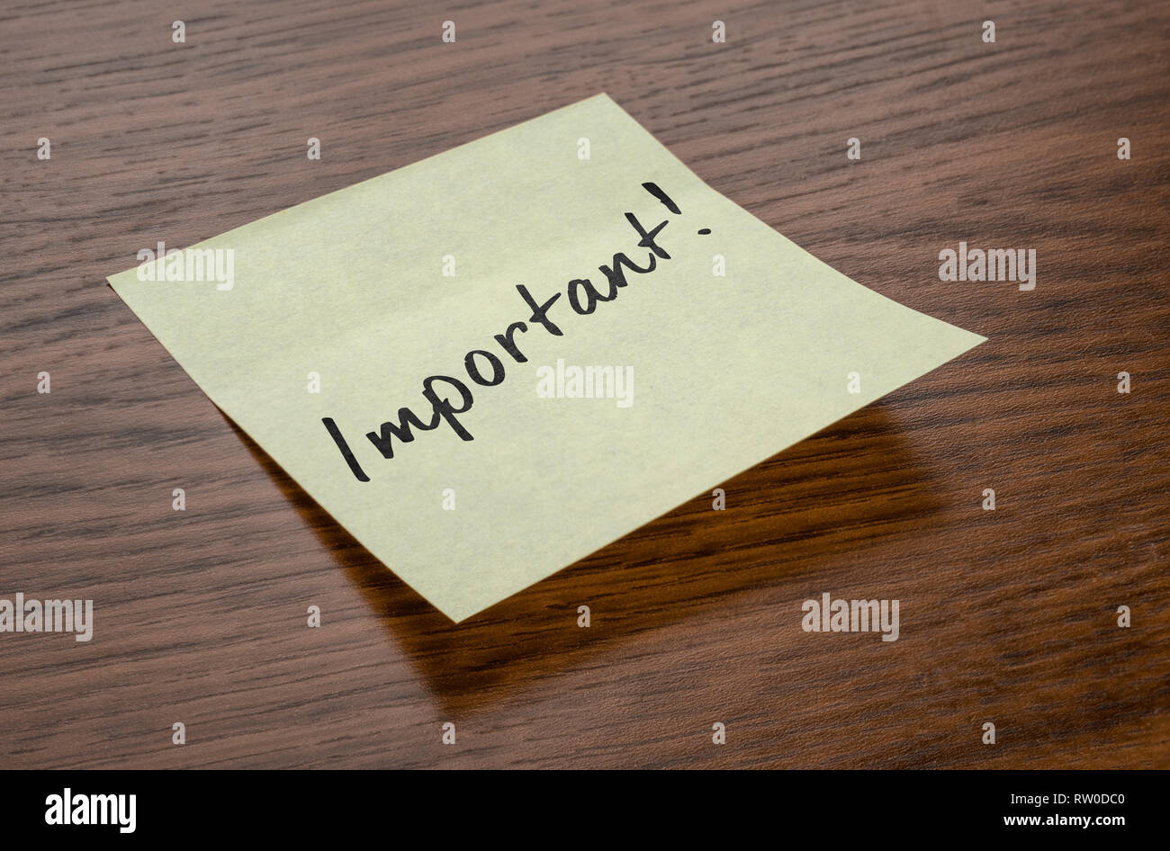 Sticky note with the text Important Stock Photo - Alamy