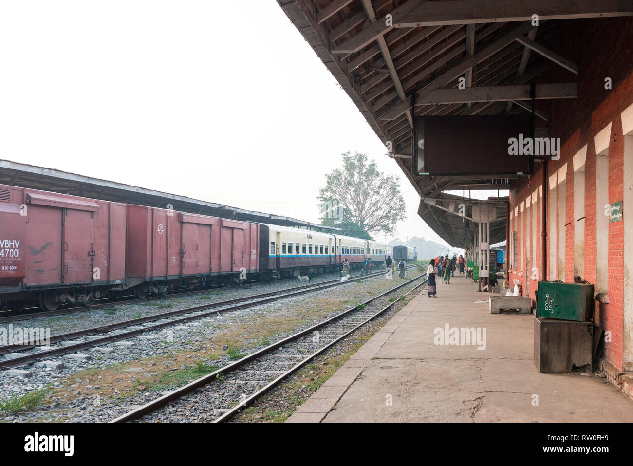 THAZI, MYANMAR - 23 NOVEMBER, 2018: Horizontal picture of platform and ...
