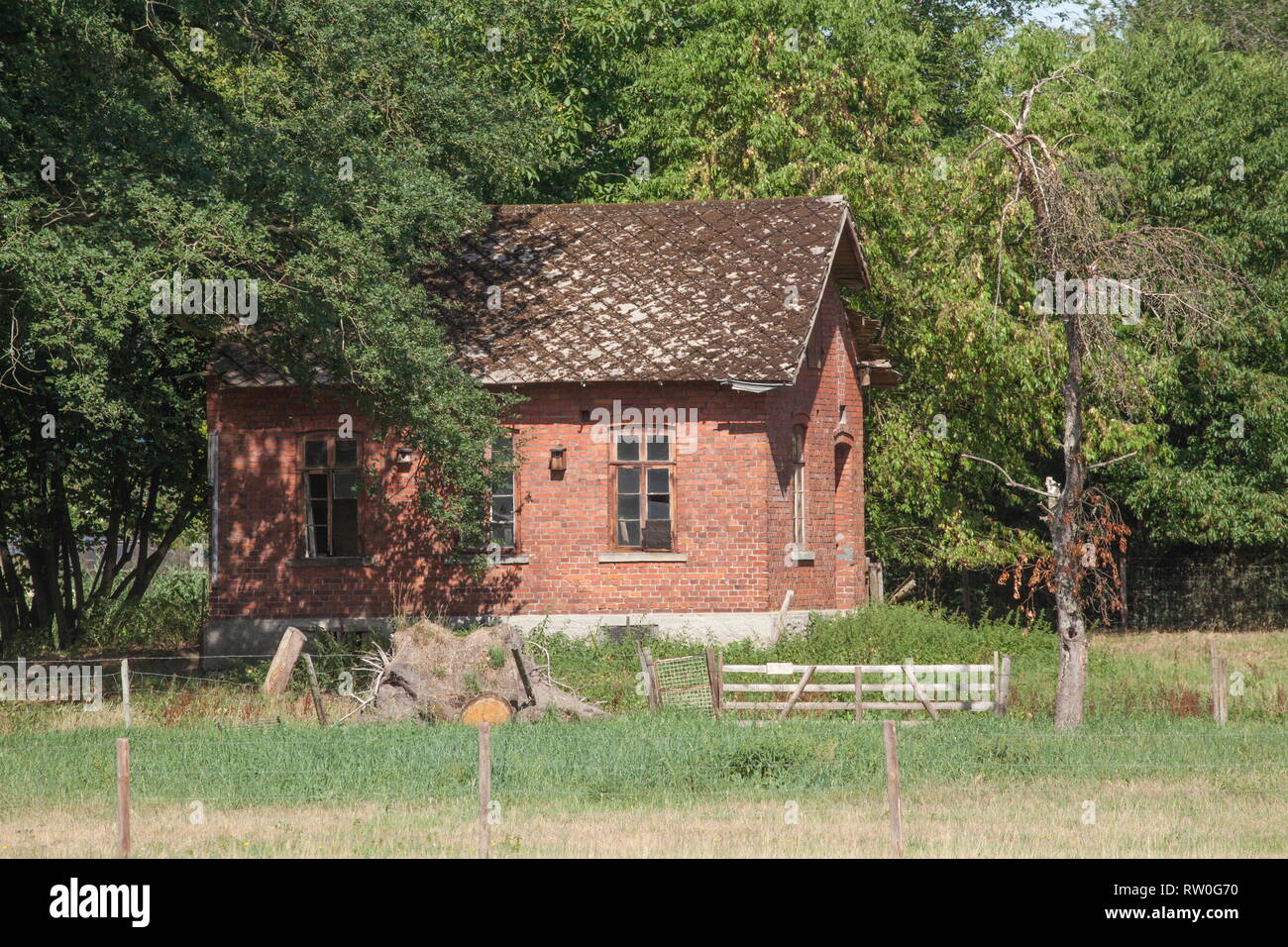Lower pasture barn farm hi-res stock photography and images - Alamy
