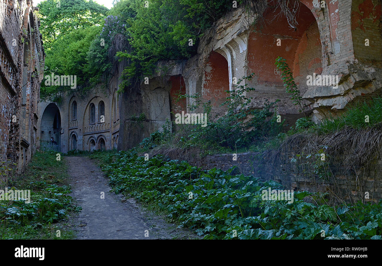 Defensive wall crack hi-res stock photography and images - Alamy