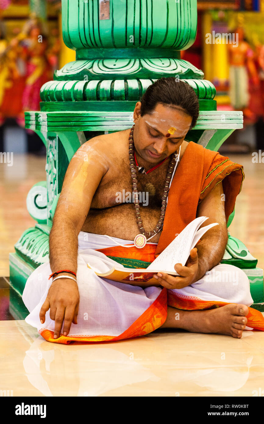 Reading hinduism hi-res stock photography and images - Alamy