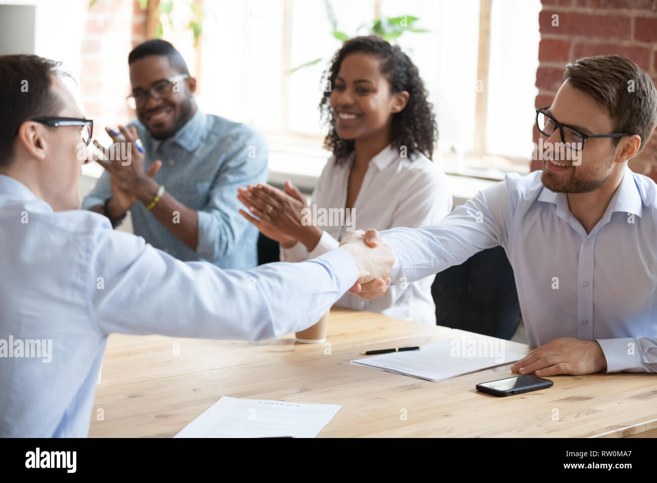 Business people signing contract shaking hi-res stock photography and ...