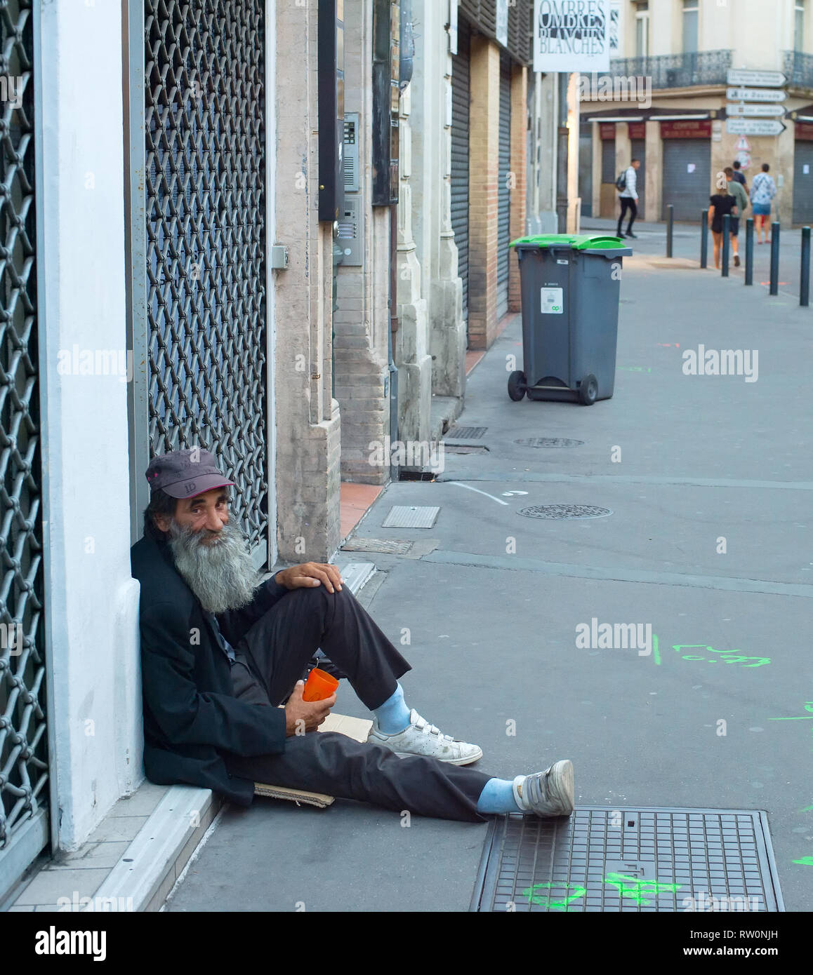 Man begging cup hi-res stock photography and images - Alamy