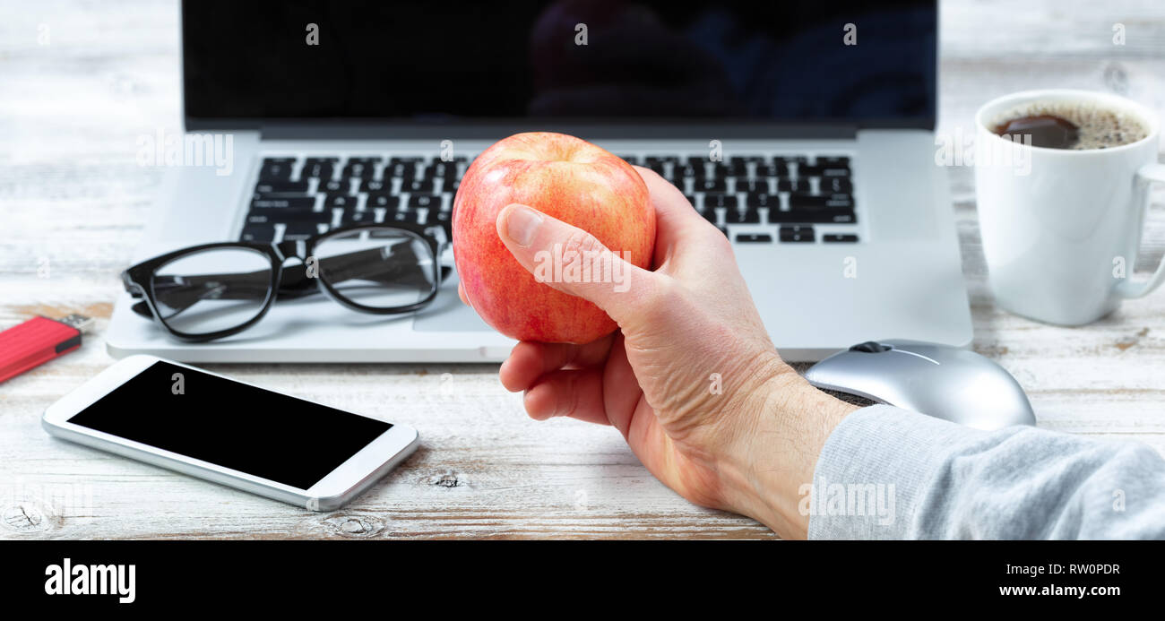 Hand holding the apple hi-res stock photography and images - Alamy