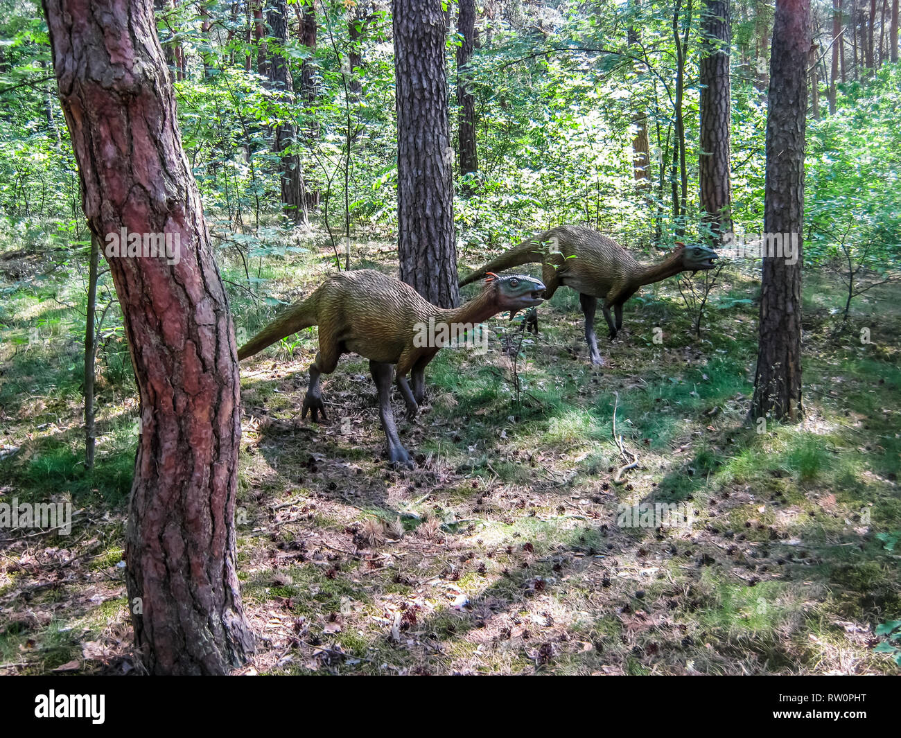 Two legged dinosaurs hi-res stock photography and images - Alamy