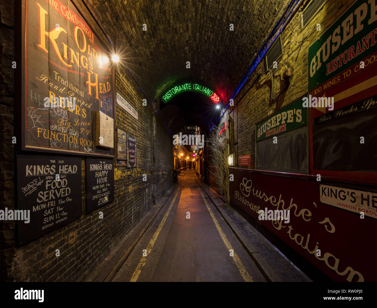 Old kings head yard hi-res stock photography and images - Alamy