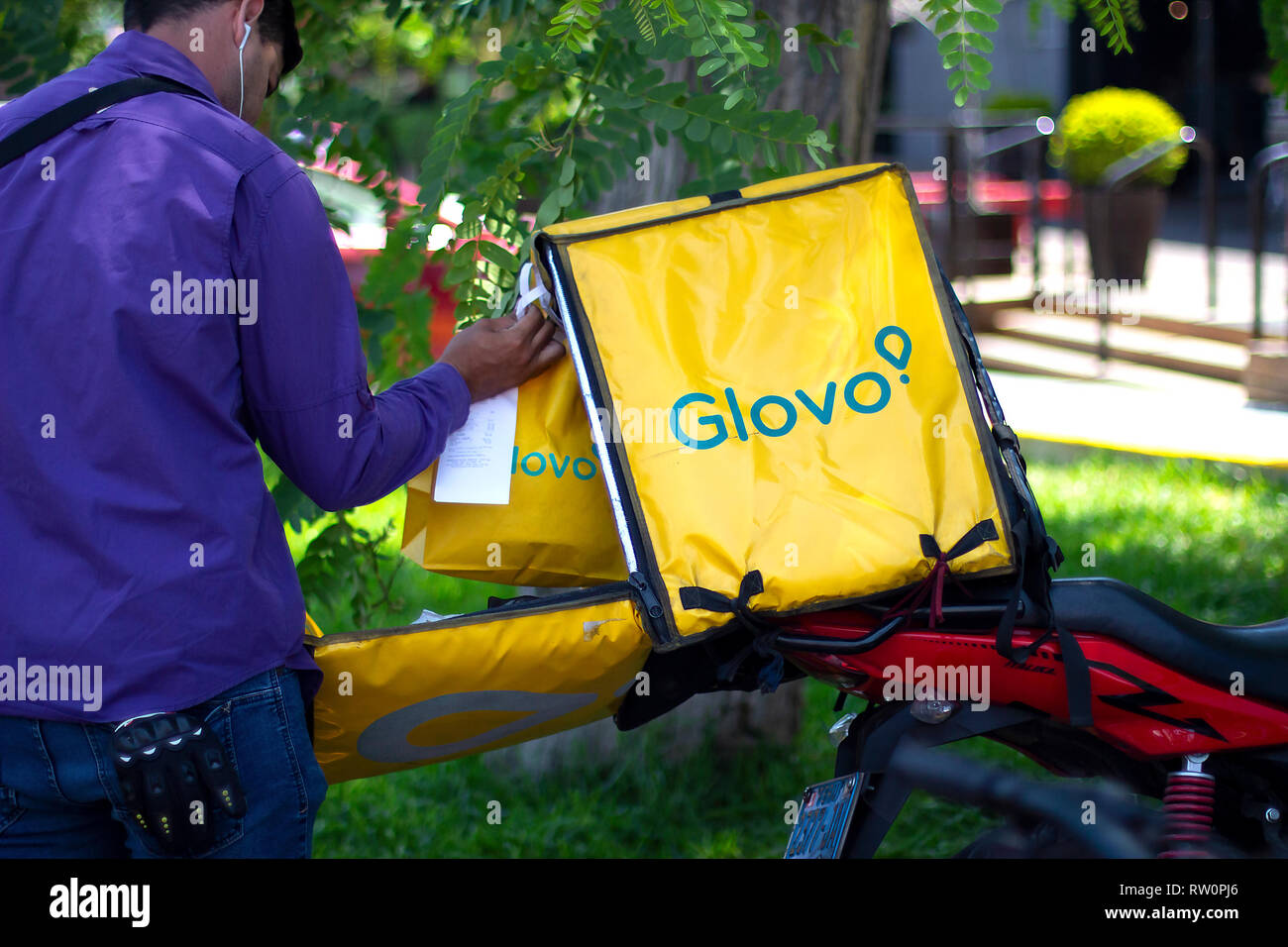 Glovo delivery bags hi-res stock photography and images - Alamy