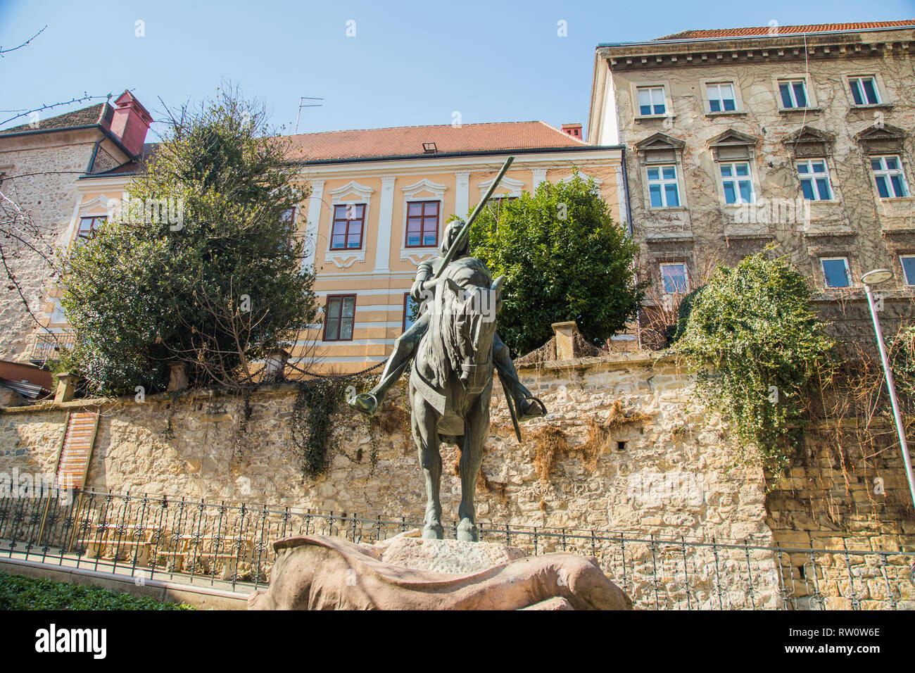 Bronze statue st george dragon hi-res stock photography and images - Alamy