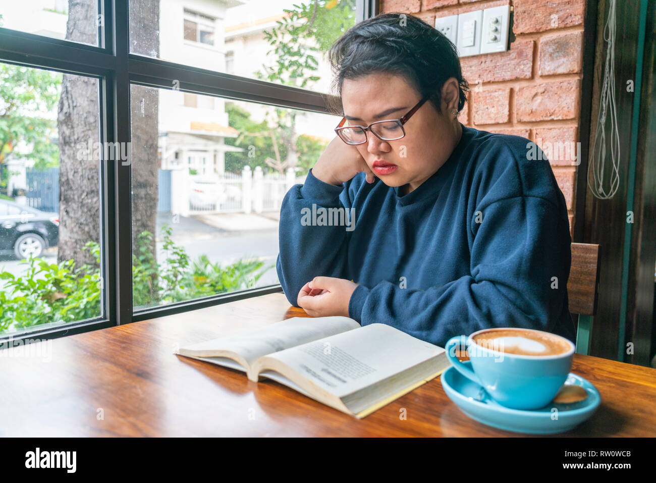 Asian girl library hi-res stock photography and images - Alamy