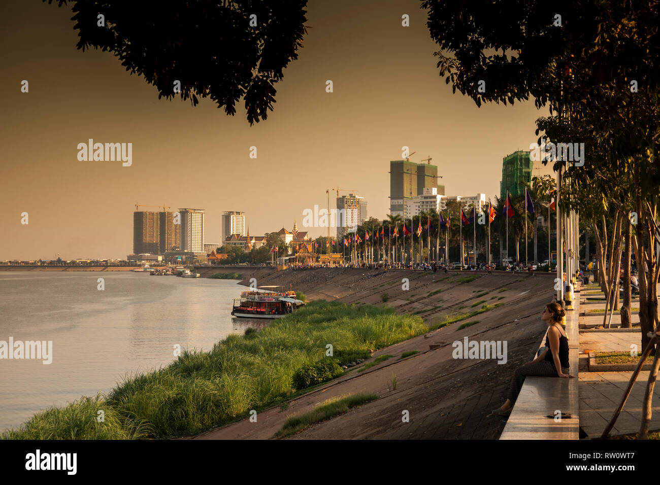 Cambodia, Phnom Penh, City Centre, Sisowath Quay, Tonle Sap River ...