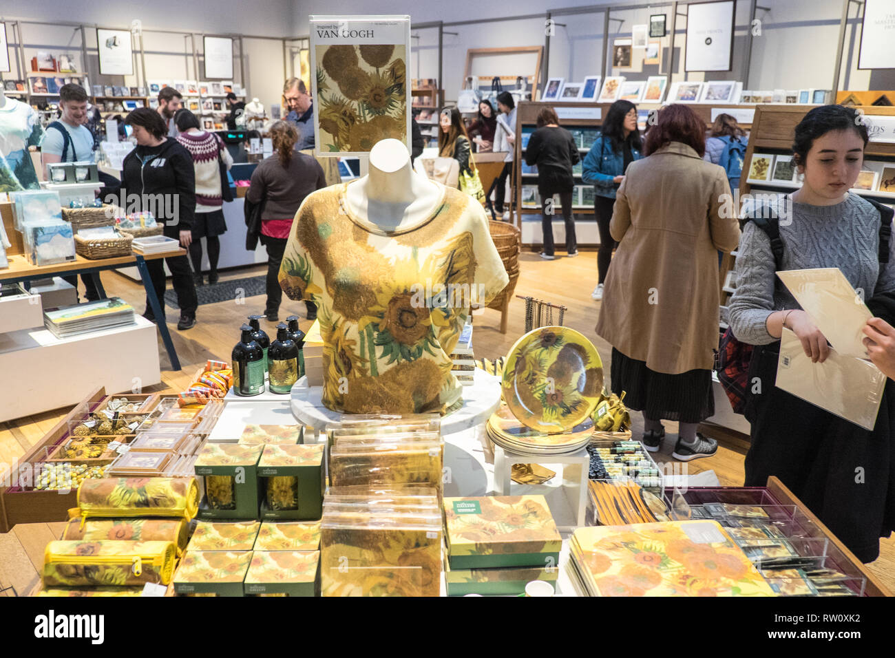 Gift shop museum london hi-res stock photography and images - Alamy