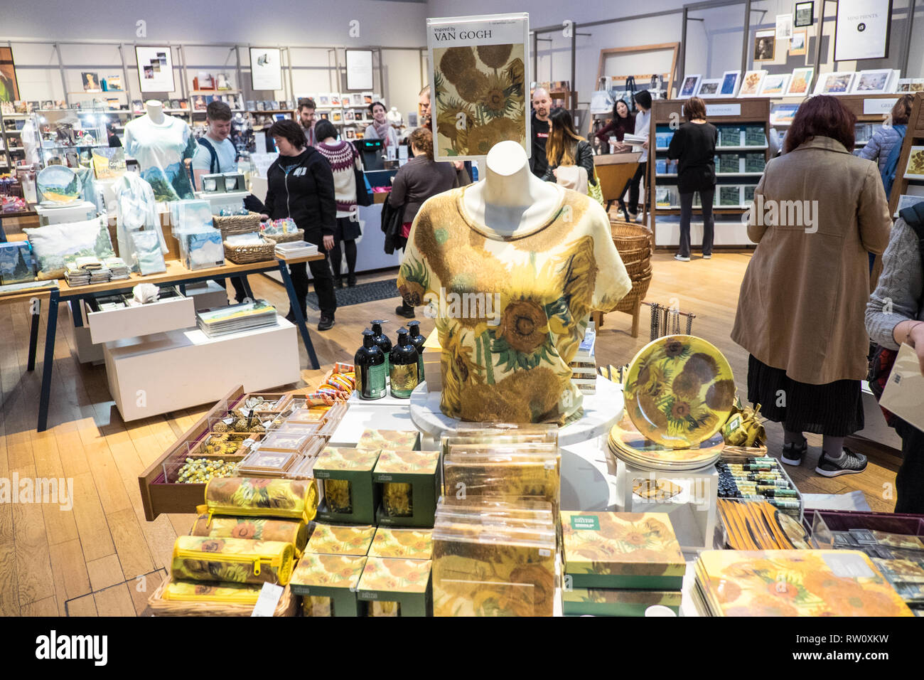National gallery london gift shop hi-res stock photography and images ...
