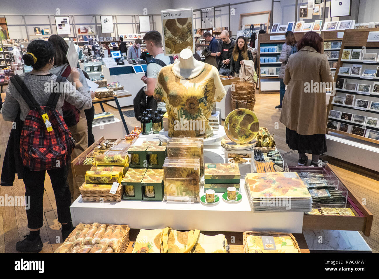 Gift shop museum london hi-res stock photography and images - Alamy
