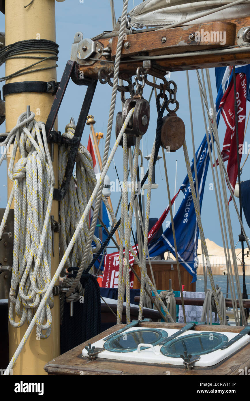 Ropes and pulleys hi-res stock photography and images - Alamy